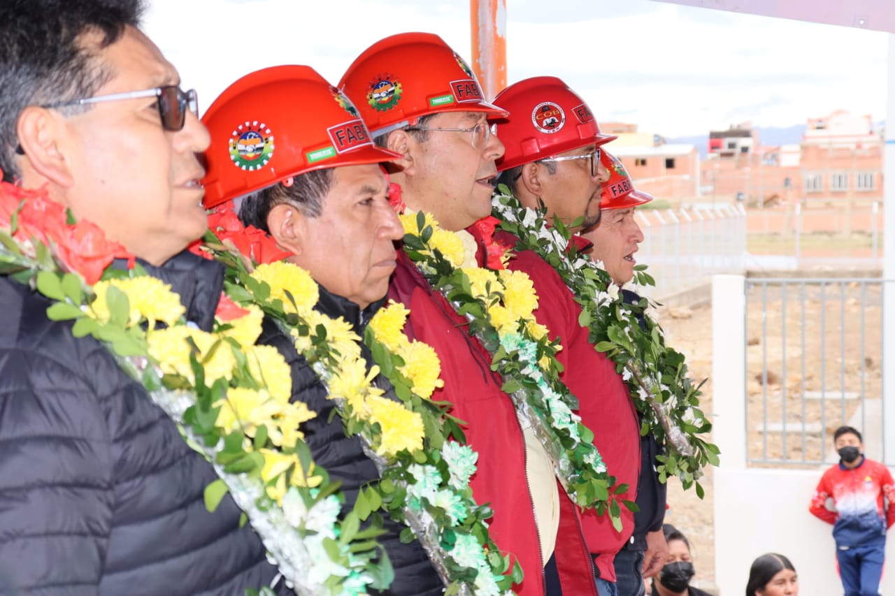 ABI - El Presidente del Estado Luis Alberto Arce Catacora entregó la ...