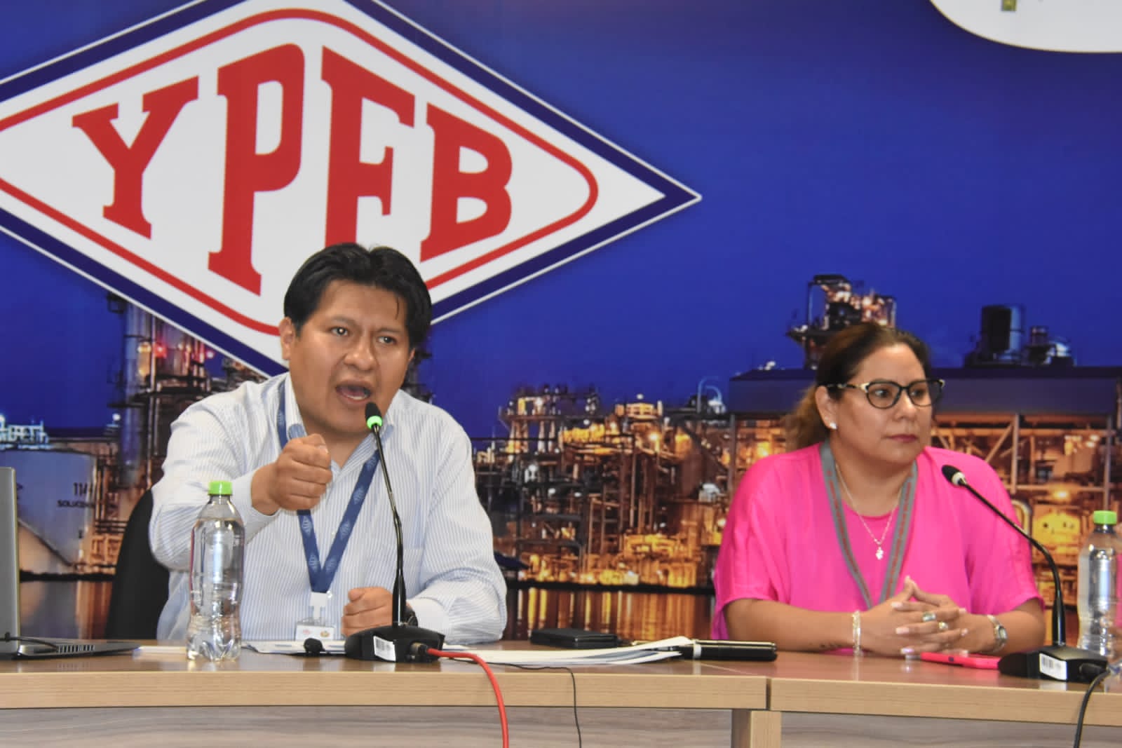 ABI - La gerente legal, Julia Gonzales, y el gerente de Planificación ...